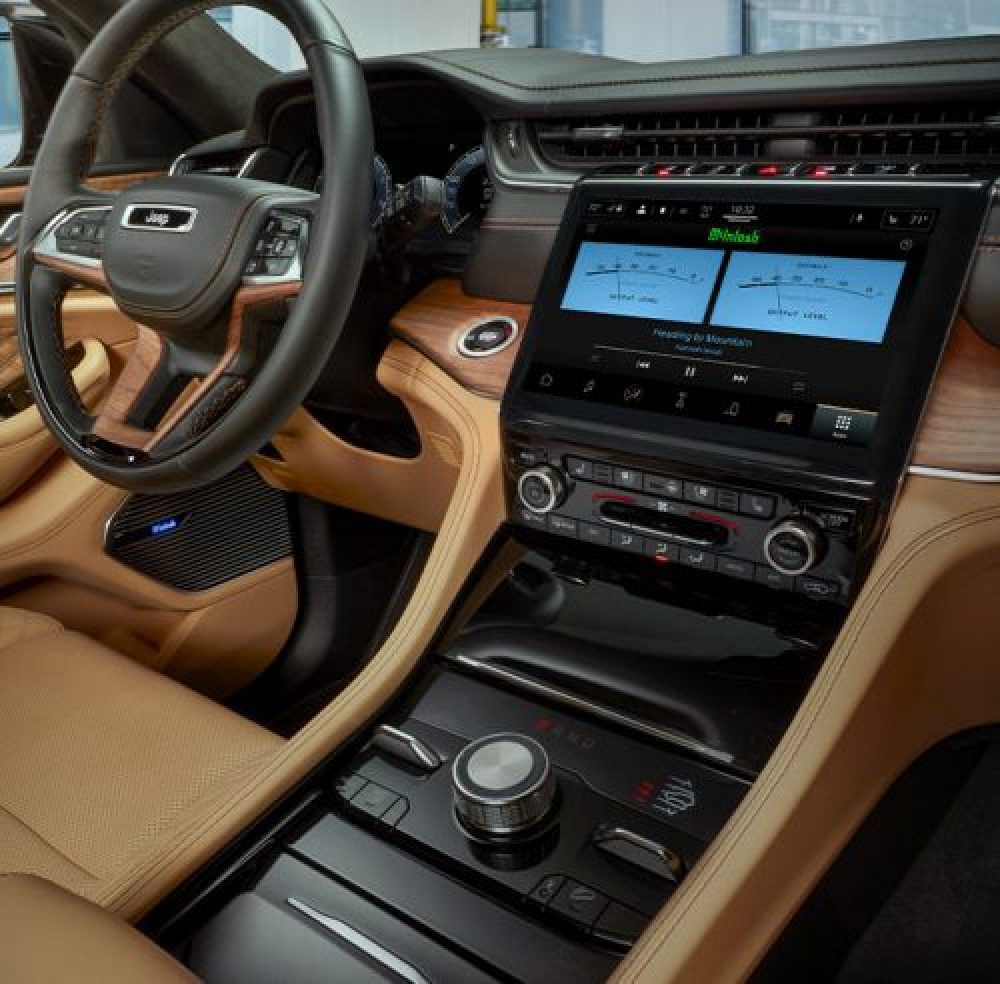 Jeep® Grand Cherokee Technology - Uconnect & Apple CarPlay